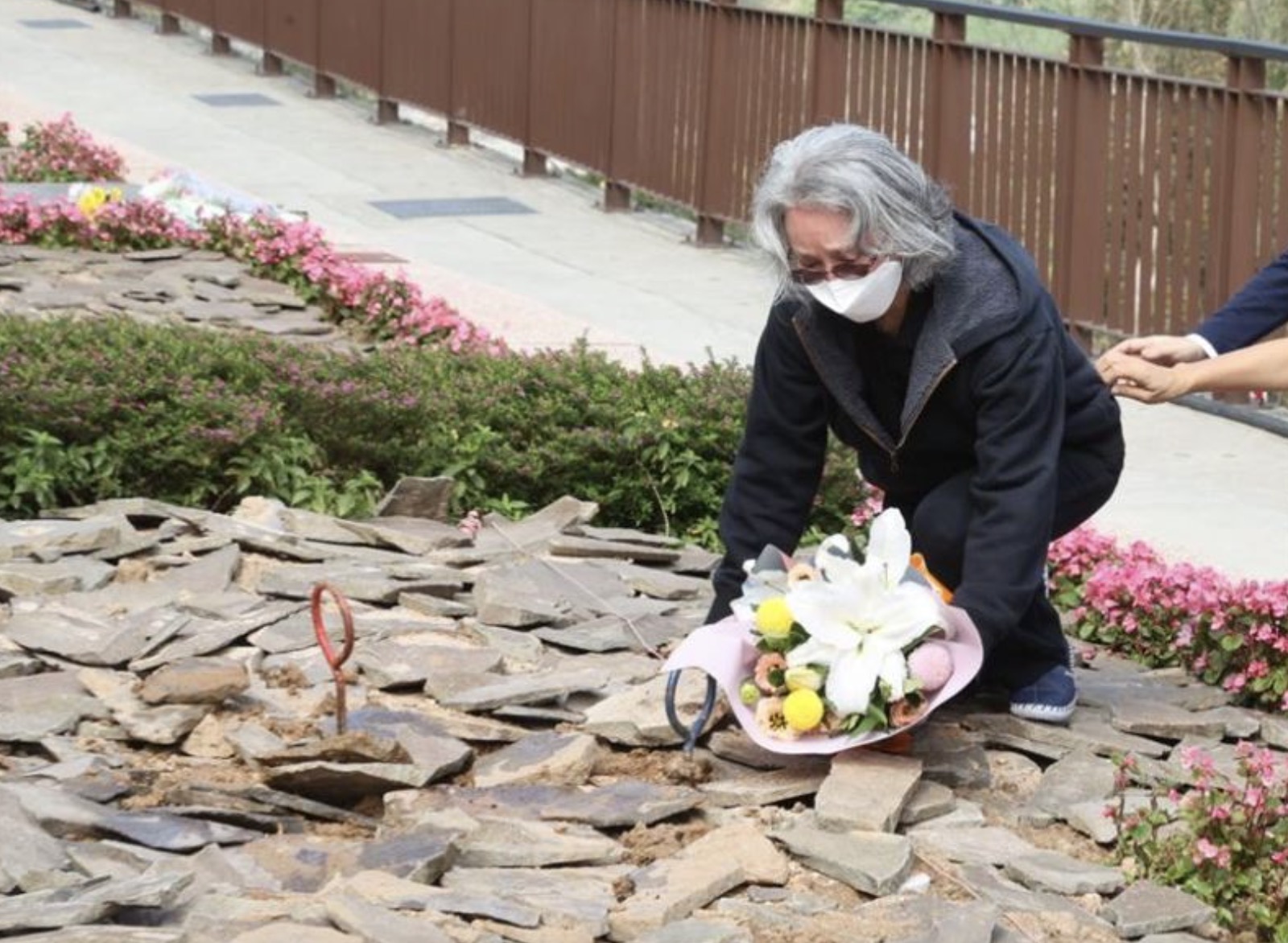 Photos of 86-year-old Ding Qiang's burial were exposed. His beloved ...