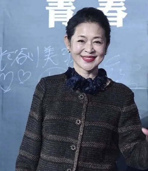 Ni Ping hosted the New Year's Eve, heavy makeup can hardly cover the ...