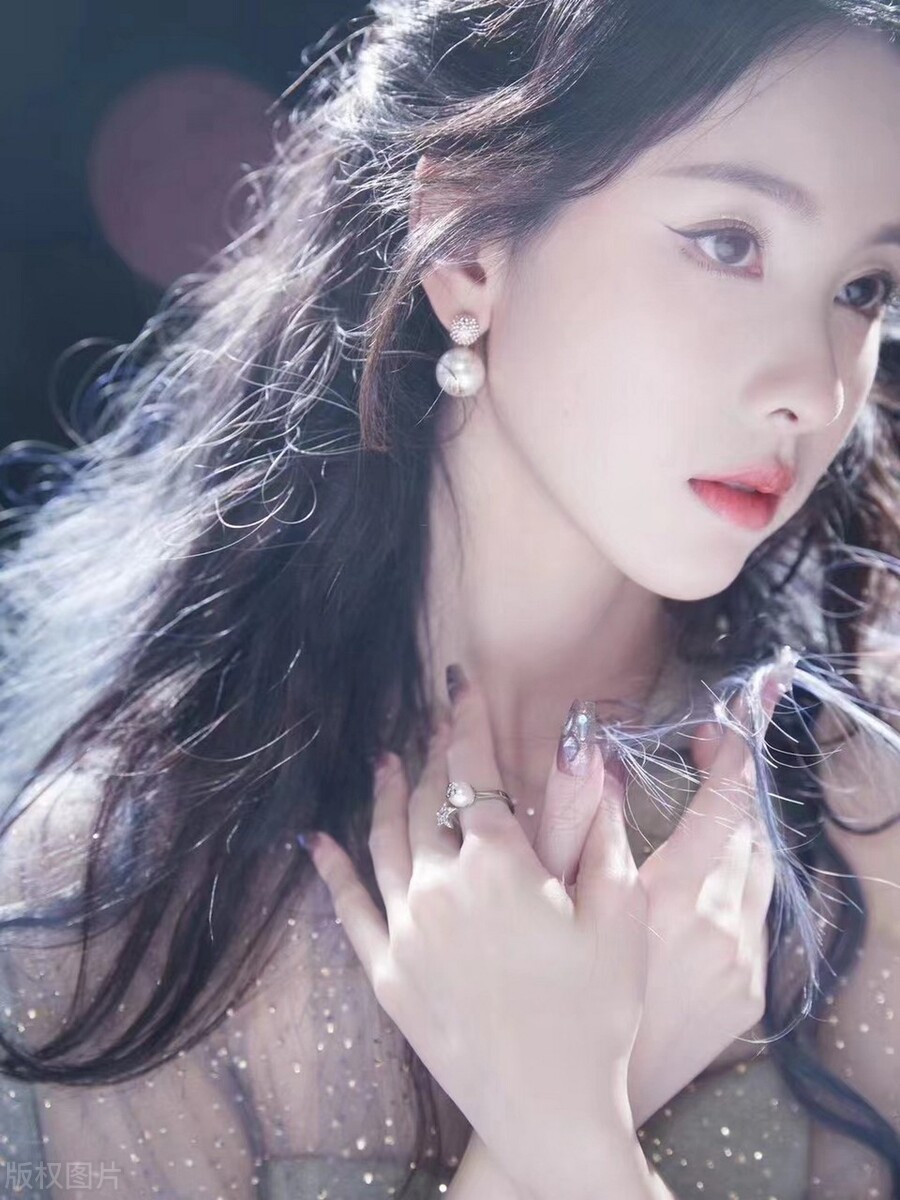 How is Chen Duling dressed? - iMedia