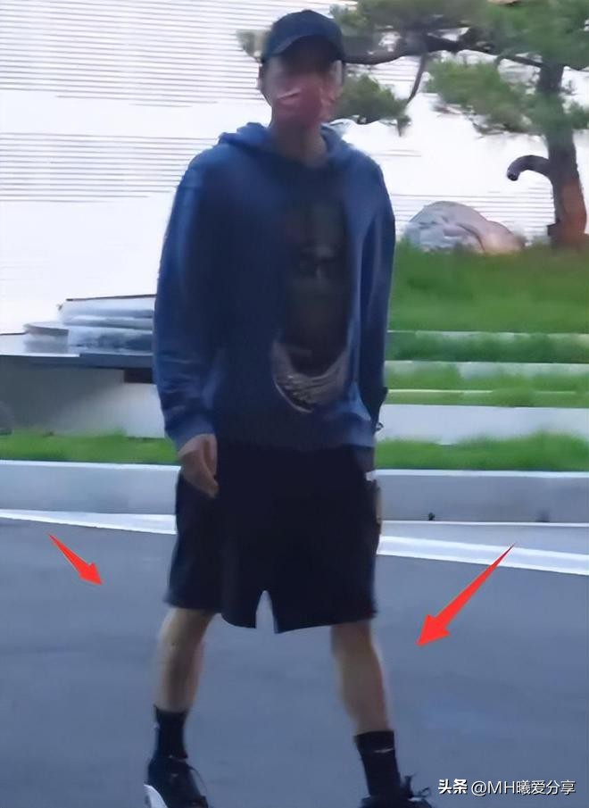 Li Yifeng's first appearance after the prostitution scandal! Thin and haggard bowed with tears ...