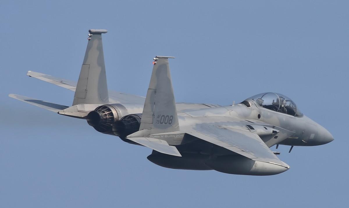 The J-10C Malaysia stops in a row, the US F15 "takes a bath", and the US aircraft carrier ...