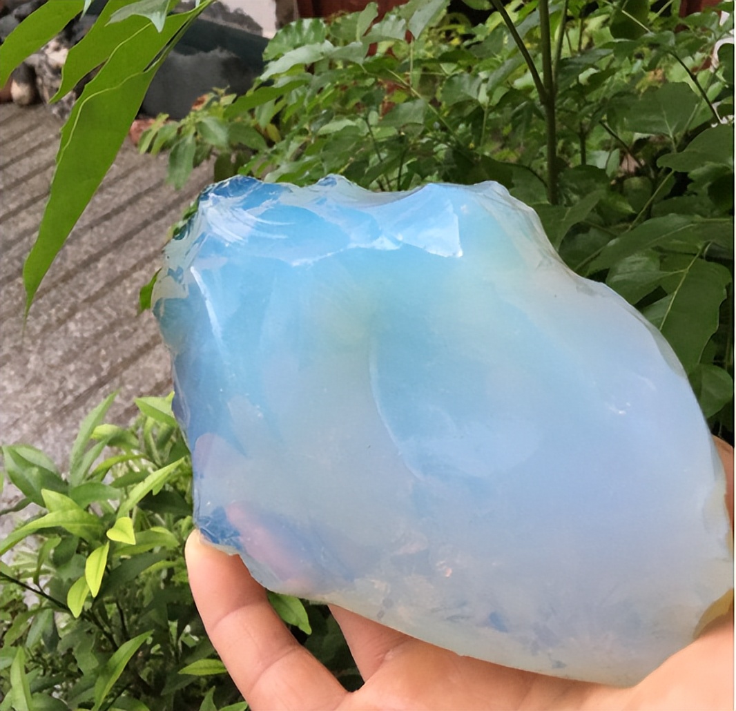 Picked up a blue light stone, ask what kind of stone it is? - iNEWS