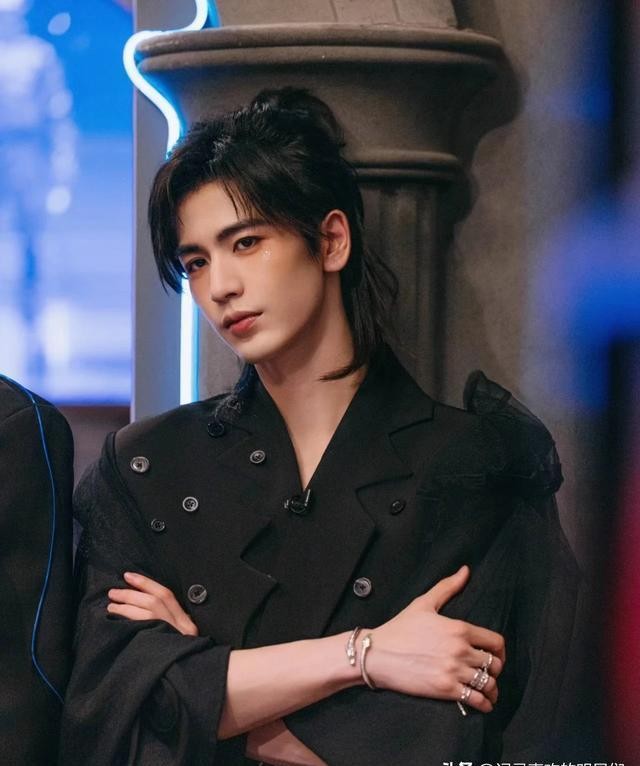 Let's take a look at these two talented actors. They are handsome ...