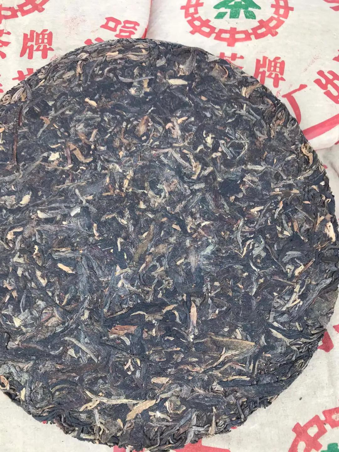 The raw tea from Xiaguan Tea Factory in 2001, the old taste is very ...