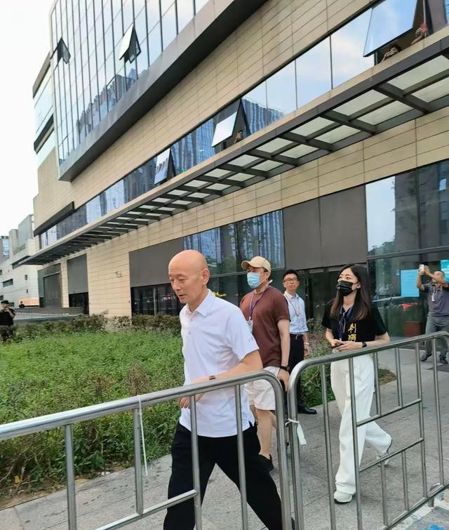 Ge You, Tian Hua and others gathered in Nanjing. When taking a group ...