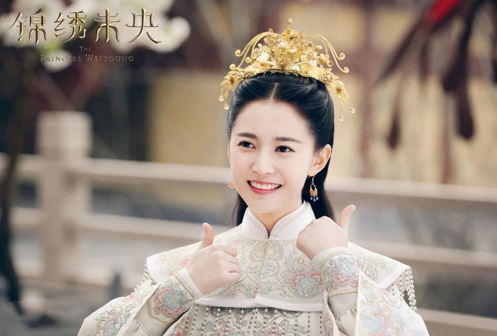 With facial features flying around and eyes staring blankly, [Fu Tu Yuan] Chen Yuqi has used her ...