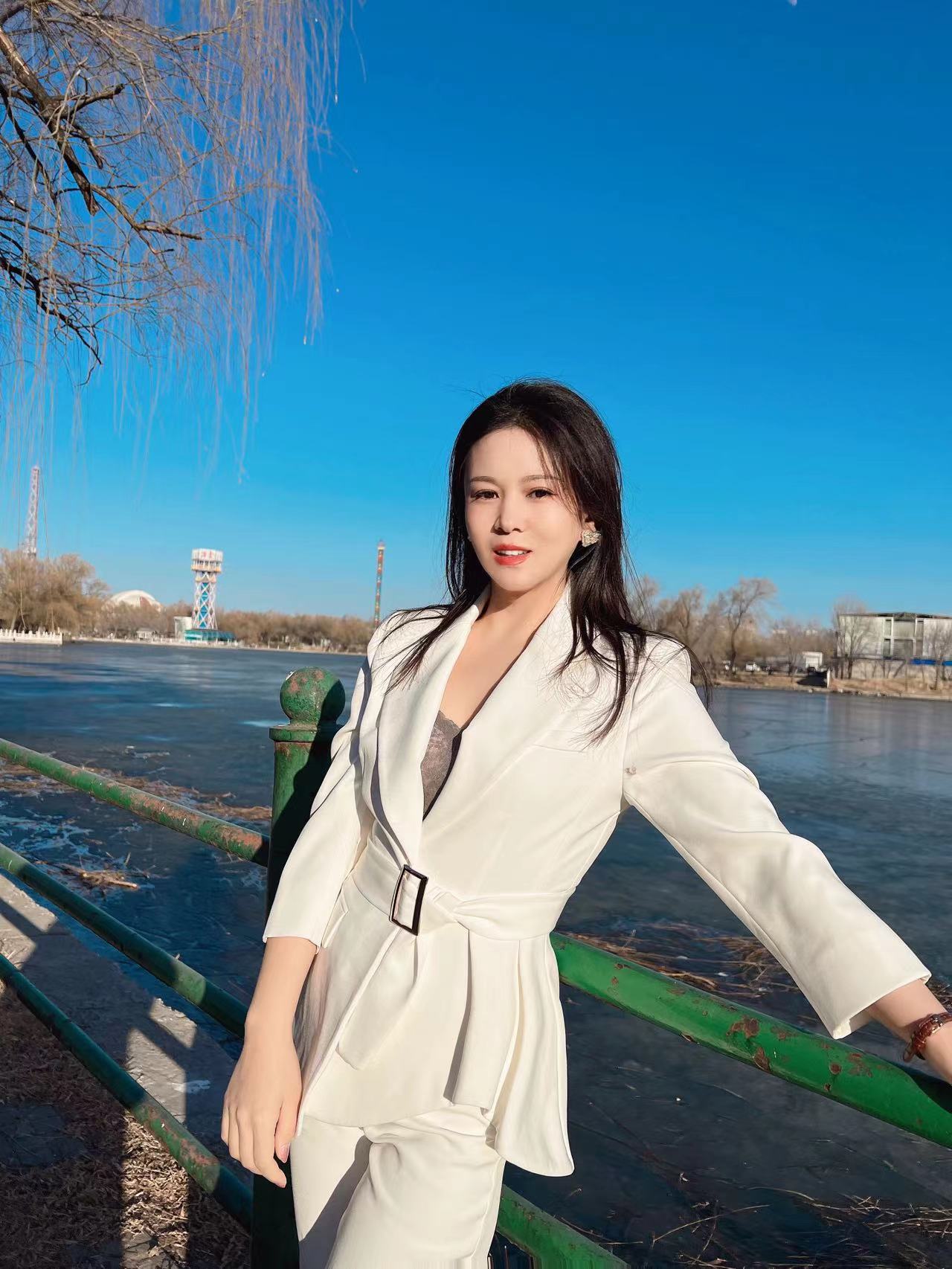 The host Liu Meixi's winter urban photo exposure is full of goddess ...