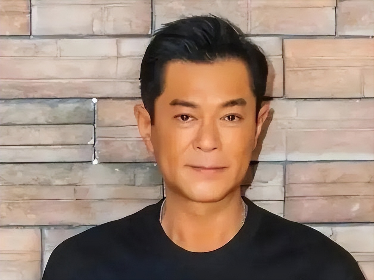 With sagging face, stiff expression, and swollen forehead, the middle-aged actor overturned the ...