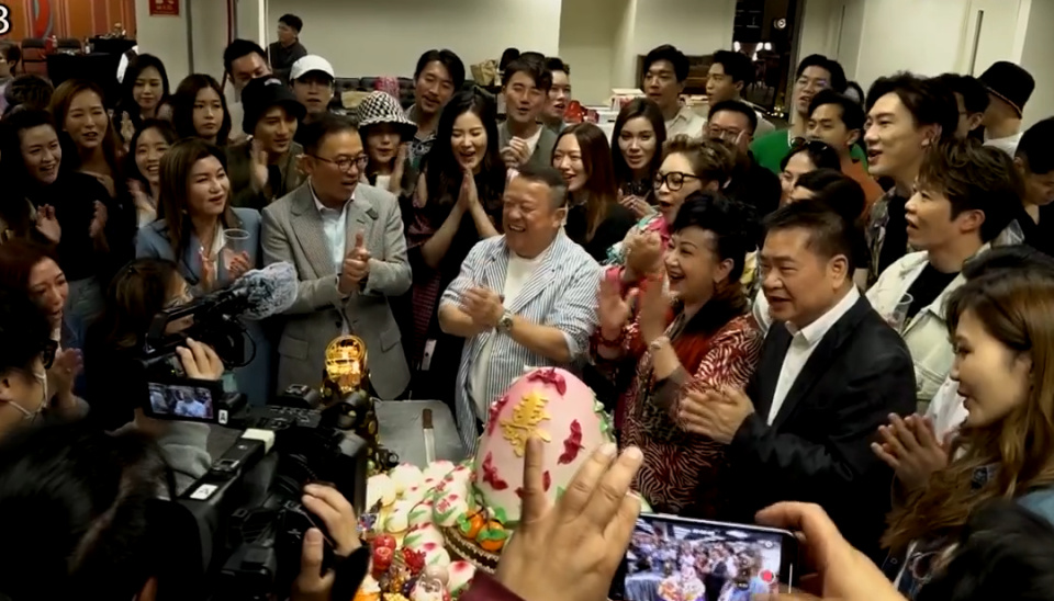 At a birthday party, people in the entertainment circle had tea, and Zeng Zhiwei showed it ...