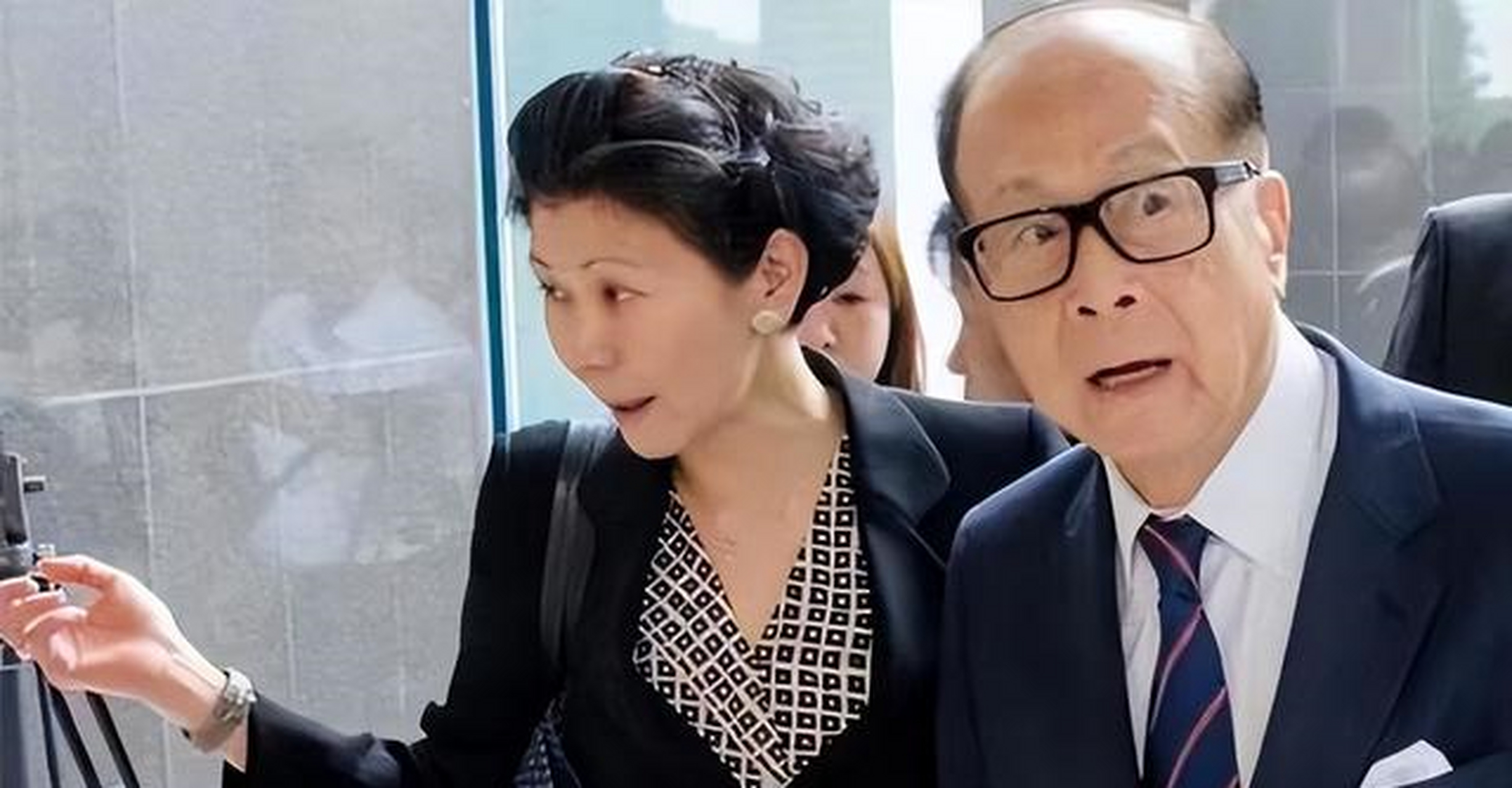 Zhou Kaixuan is willing to be Li Ka-shing's "mirror", holding power and ...