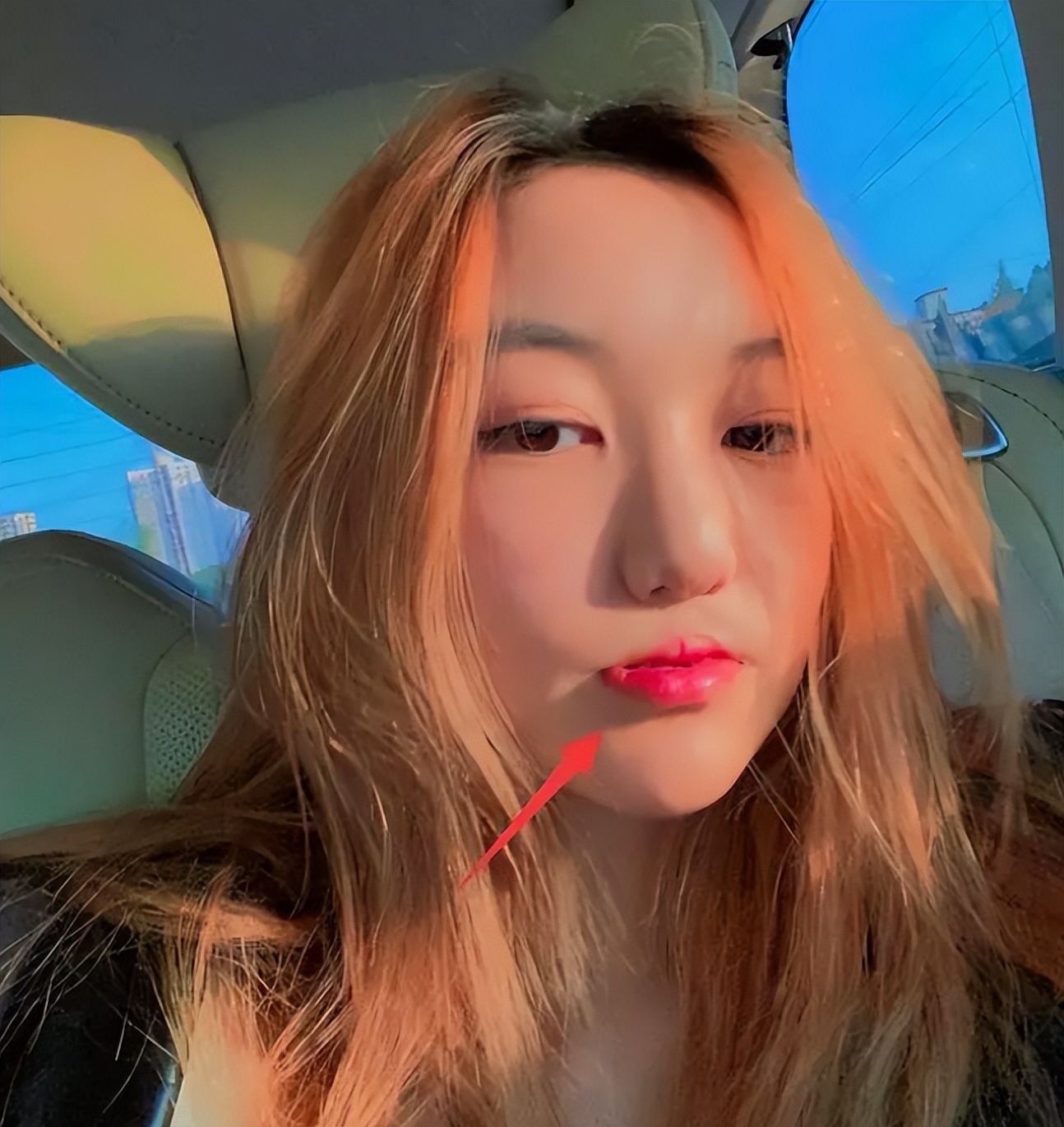 Faye Wong accompanies her daughter Li Yan to play, sits on the ground ...