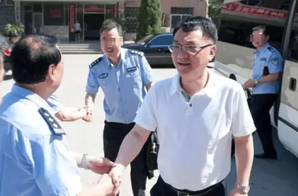 The violent director Cheng Han: knocked out the teeth of the deputy ...