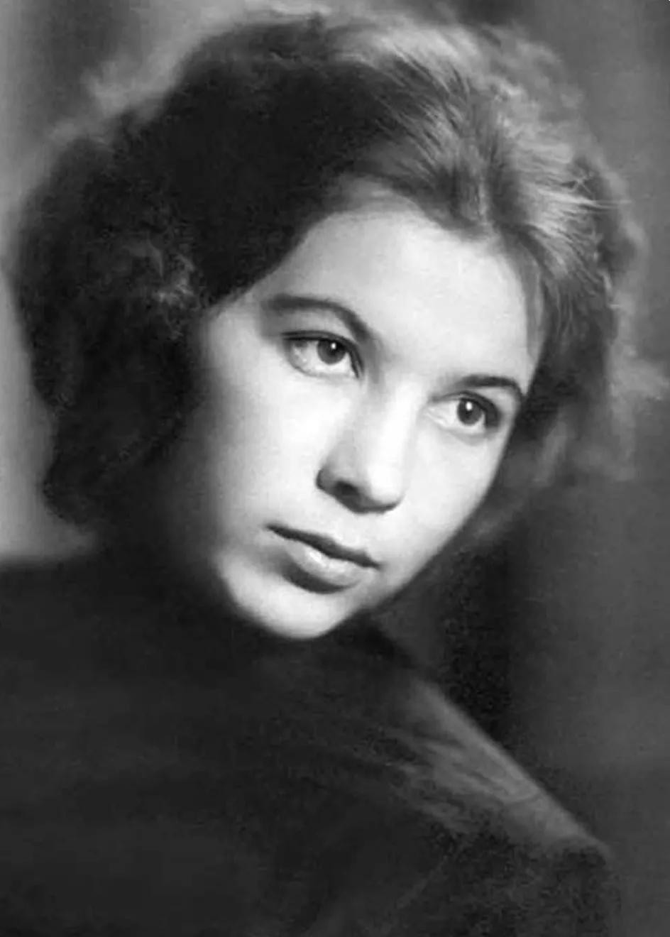 In 1986, when Gorbachev got off the plane, he gently hugged his wife ...