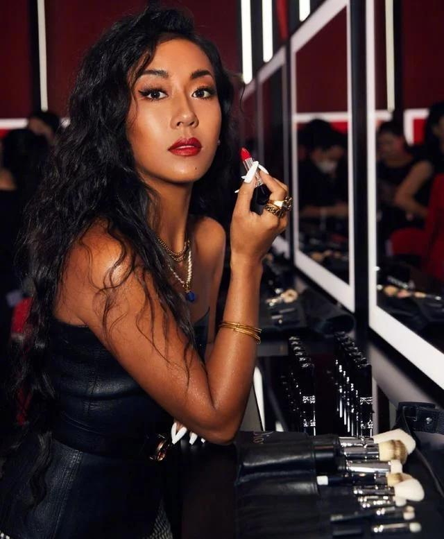 Female stars in the entertainment industry actually engage in colors like this?I can't believe ...