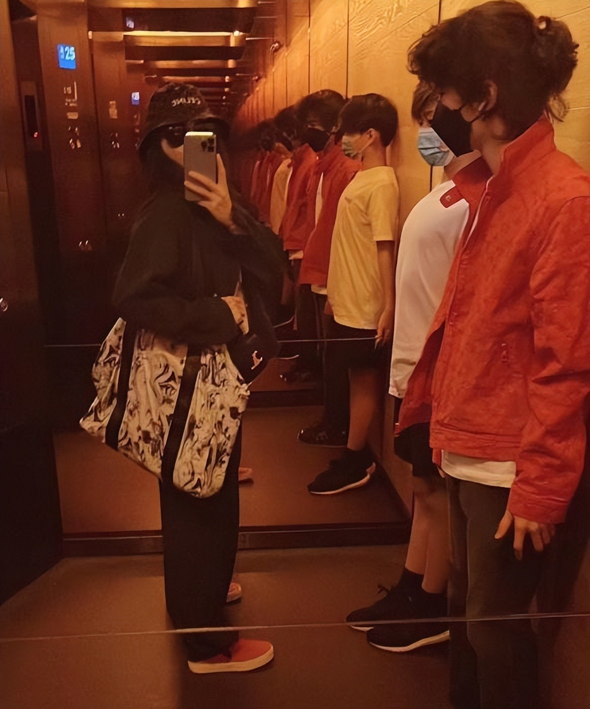 Cecilia Cheung measures Quintus' height, the handsome guy just woke up ...