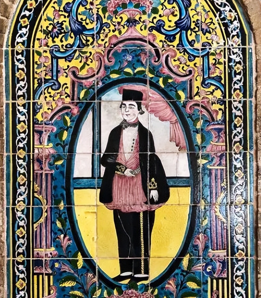 The decorative art of the palace had a long-term development during the ...