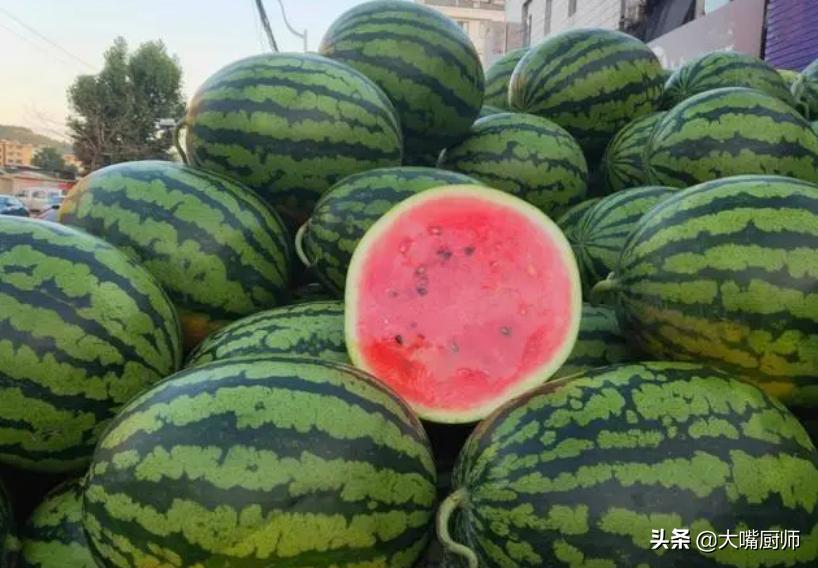 Shooting a watermelon with your hands is a layman!Old melon farmer ...
