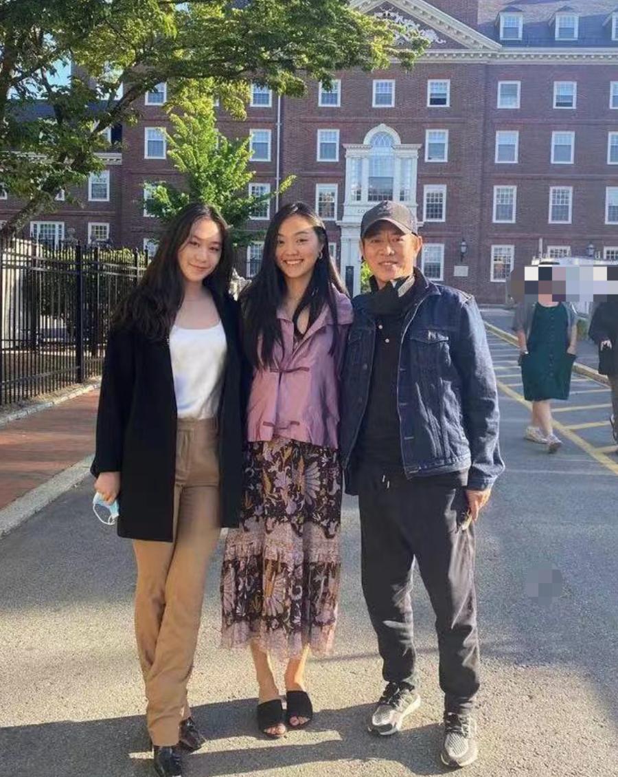 Jet Li goes shopping with his daughter abroad!Daughter wears a tube top ...