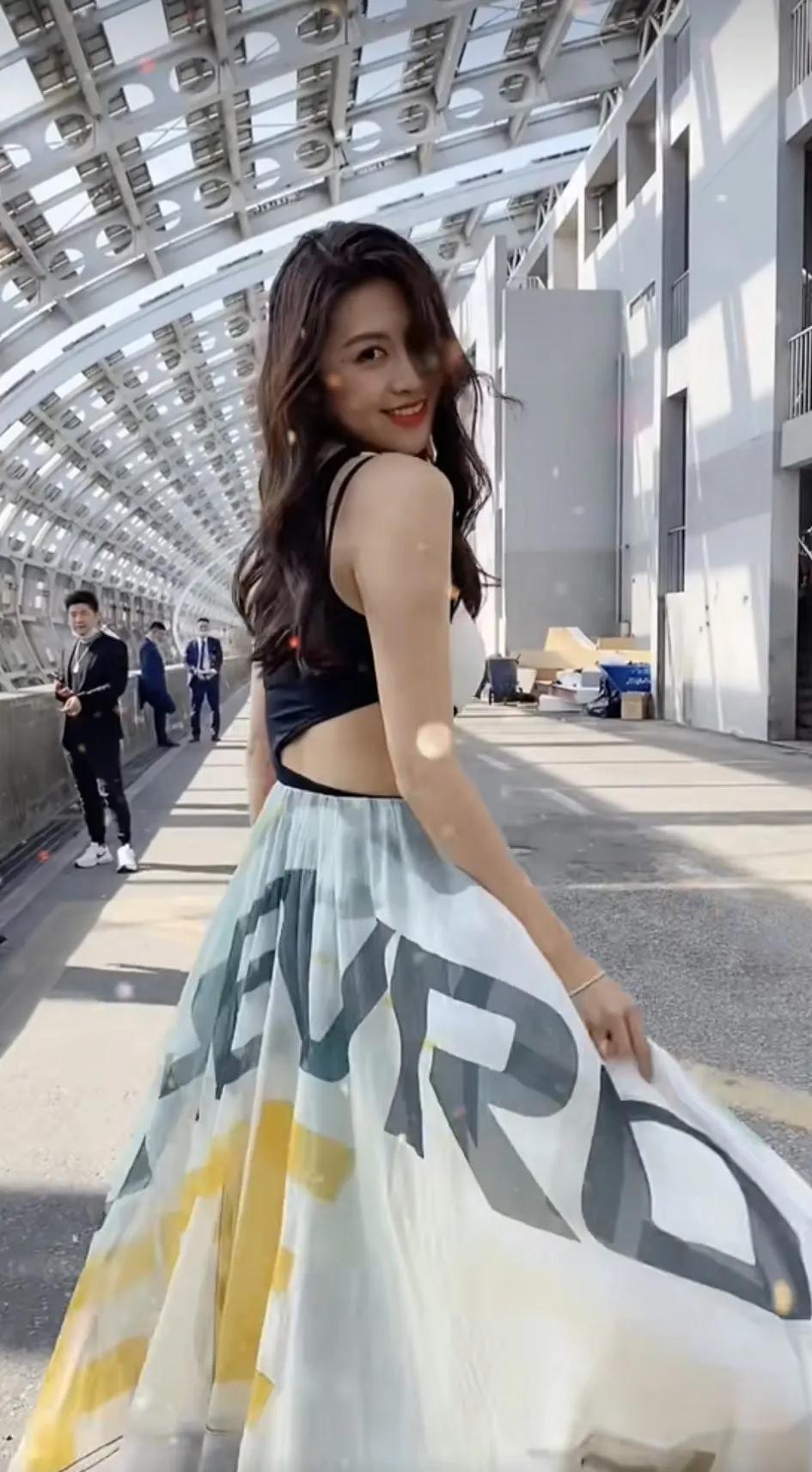 Ye Kaiwei, a super beautiful car model with a height of 180 - iNEWS