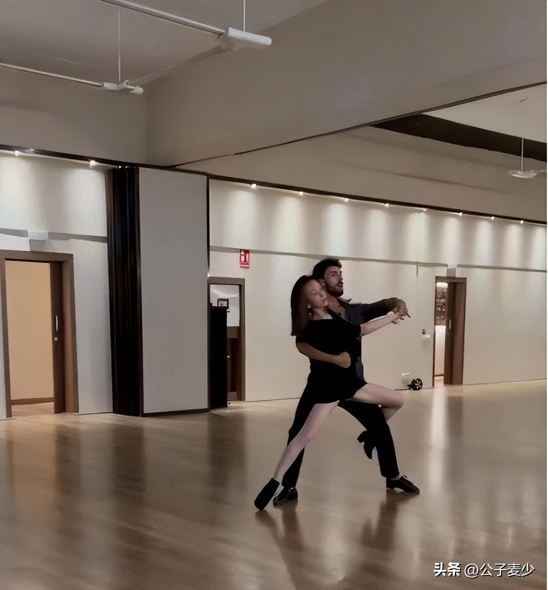 52-year-old Wang Lin appeared in Spain!Dancing with foreign little ...