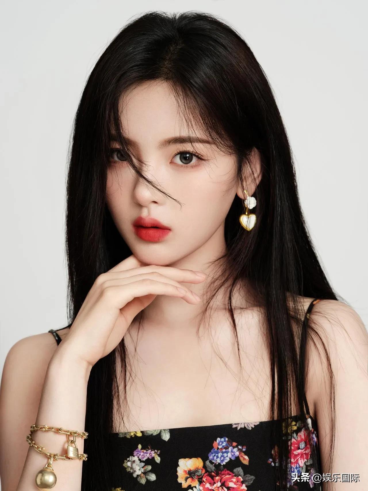 Yang Chaoyue's new photo reveals super small face, big eyes and perfect ...