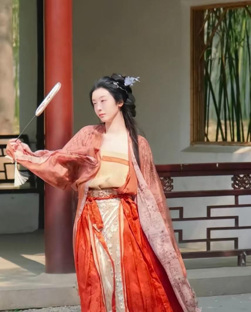 Zhao Xiaotang celebrates his birthday with ancient styles, gentle and ...
