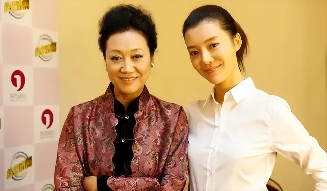 Not long after her mother-in-law passed away, Che Xiao's mother Wang Liyun brought the goods ...