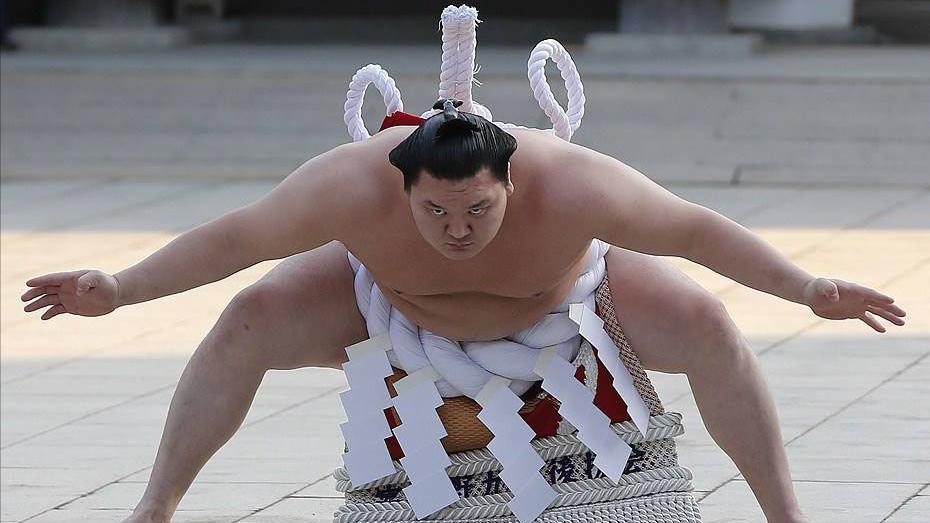 A job with an annual income of nearly one million: Sumo wrestler's butt ...