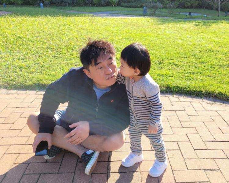 Old lady!The 58-year-old well-known Hong Kong star interacts with his 2 ...