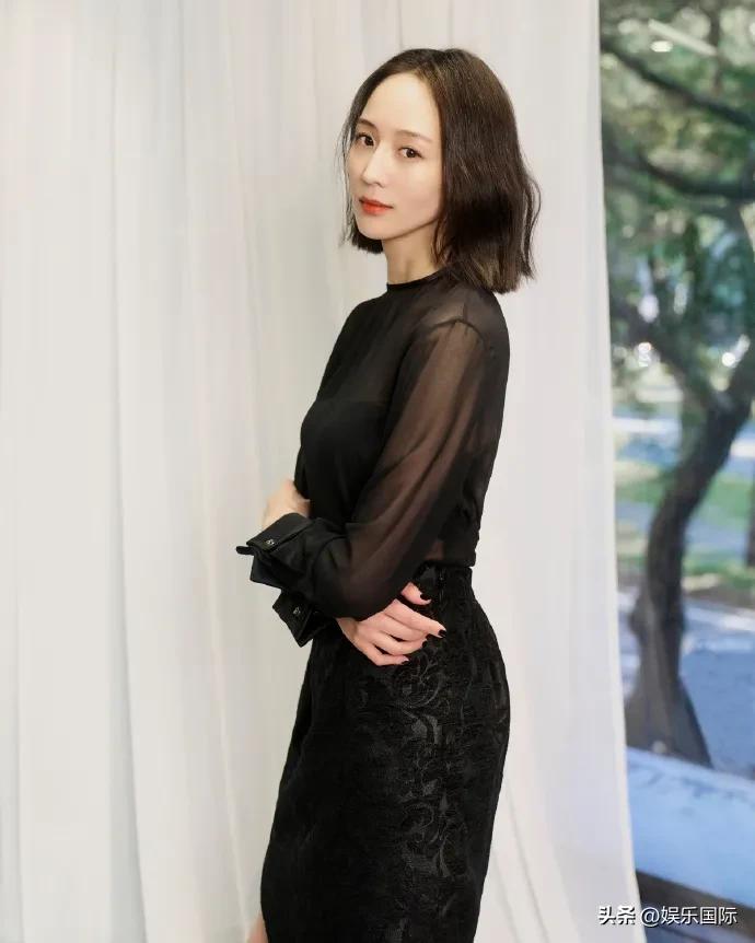 Zhang Junning's gauze dress reveals her beautiful legs in a black and ...