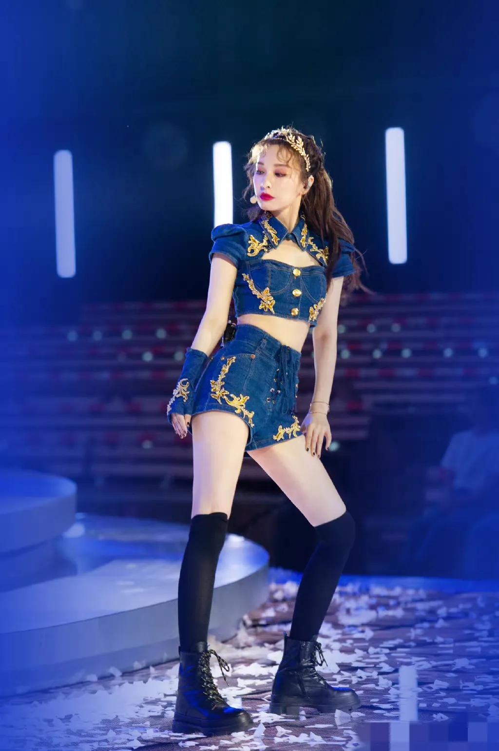 Sun Yi picked Wu Xin's chin, this action unexpectedly became popular ...