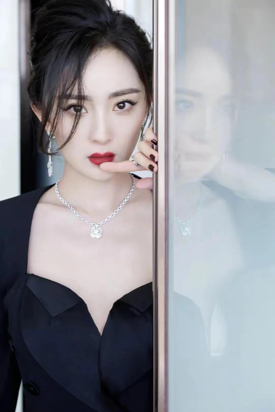 Beauty Atlas - Issue 18 - Yang Mi - iNEWS