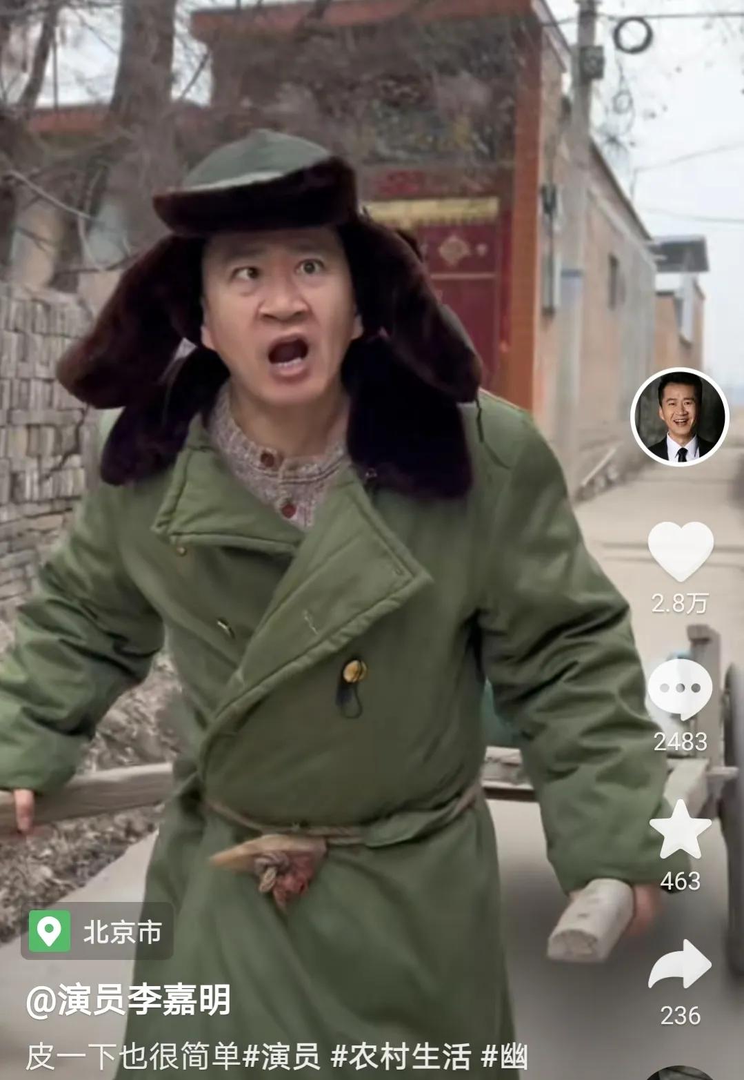 The actor Li Jiaming wears an army green coat and sells millet in the ...