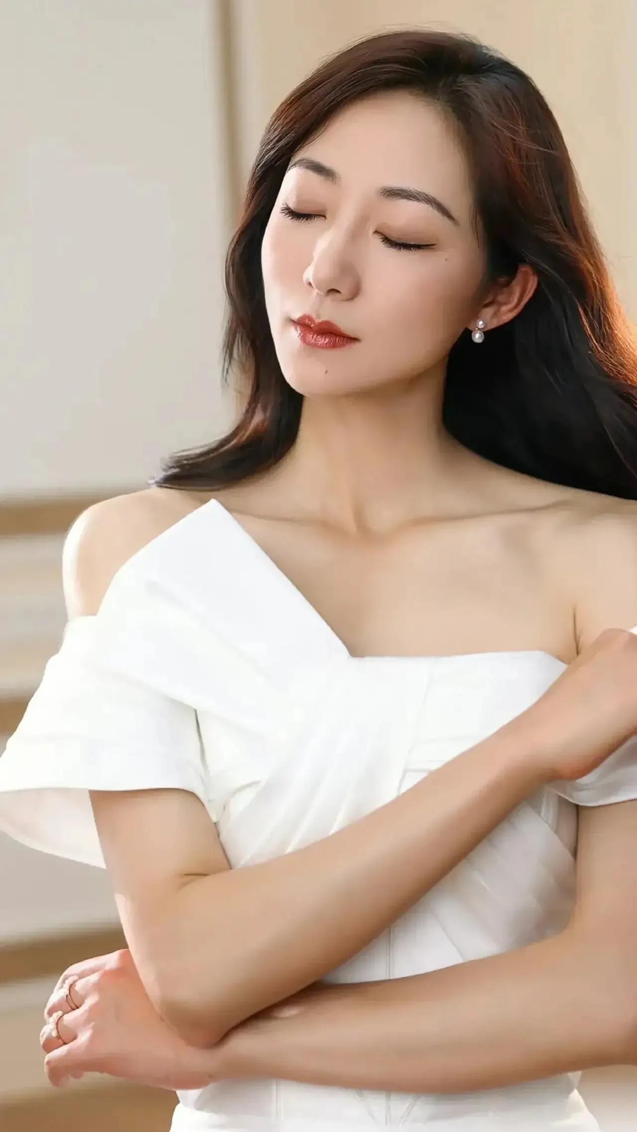 Han Xue May 09, 2023 Exquisite Atlas Talent and Beauty Coexist - iNEWS