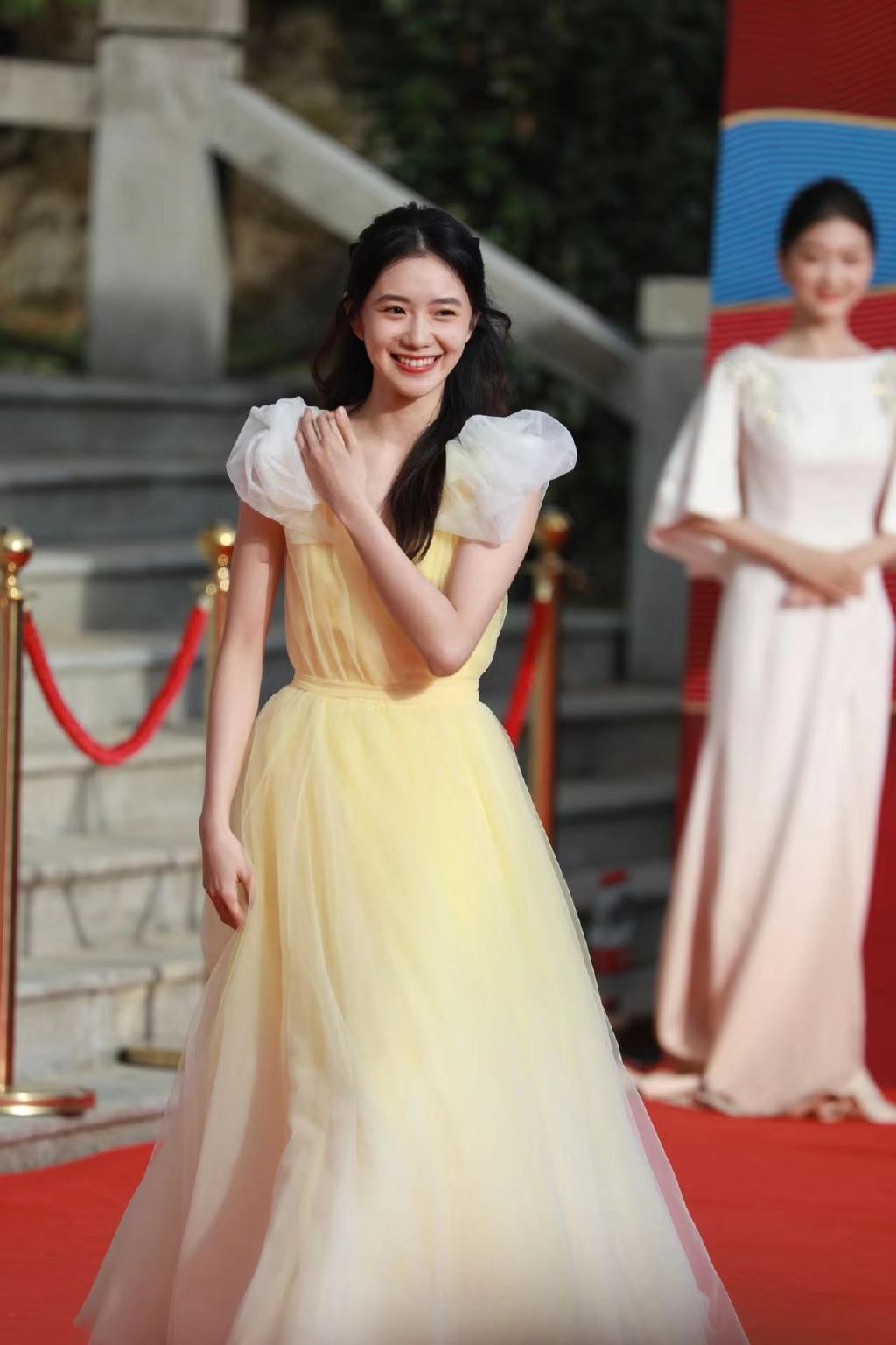 Liu Haocun's yellow princess dress on the red carpet of Lushan Film ...