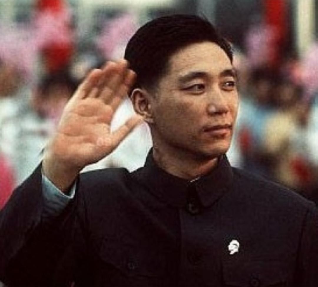 In 1976, Secretary Wang Hongwen suddenly noticed something was wrong ...