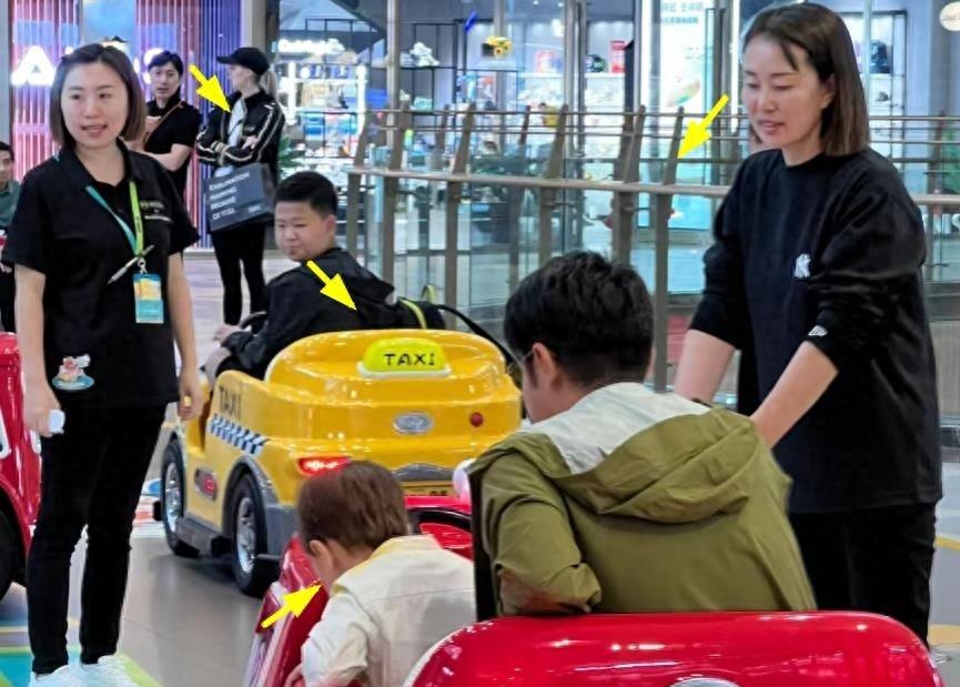 A family of four from the Sa Beining family met by chance. The 4-year ...