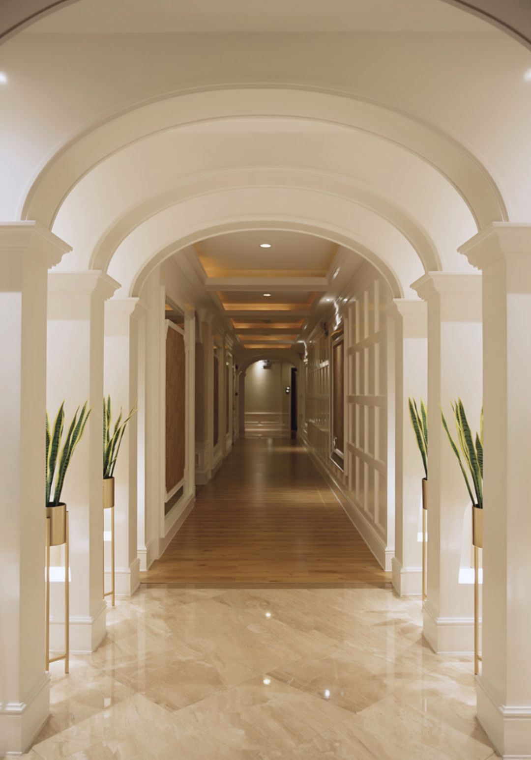 Big waves wash the sand spa restaurant, water to wash the sand, food to ...