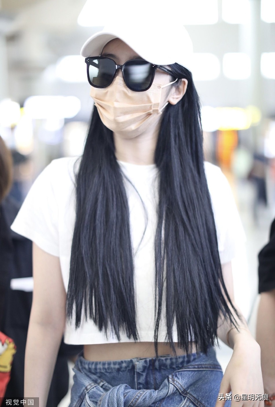 Zhao Xiaotang black long straight hairstyle airport departure coat ...