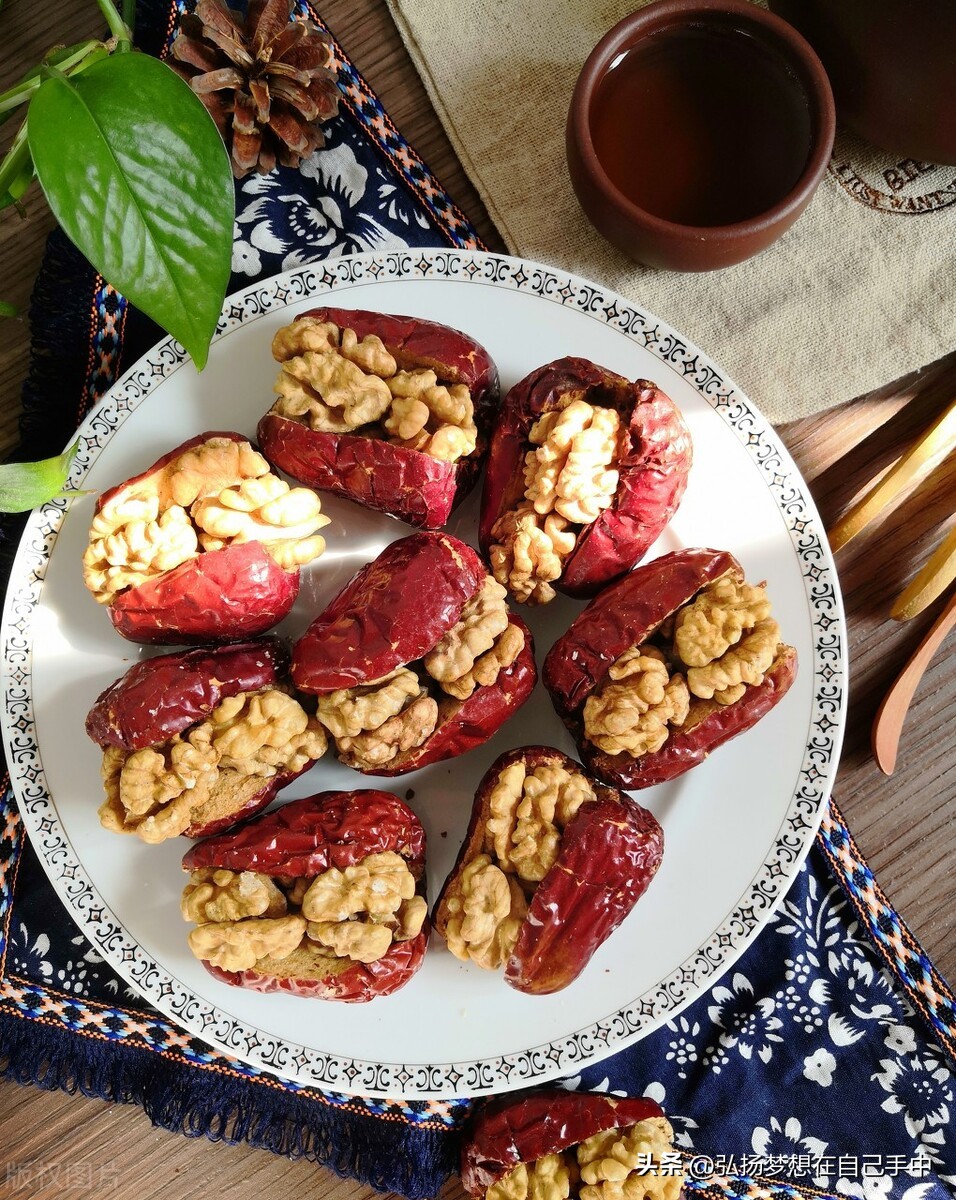 Red dates with walnuts are delicious and delicious, one of the ...
