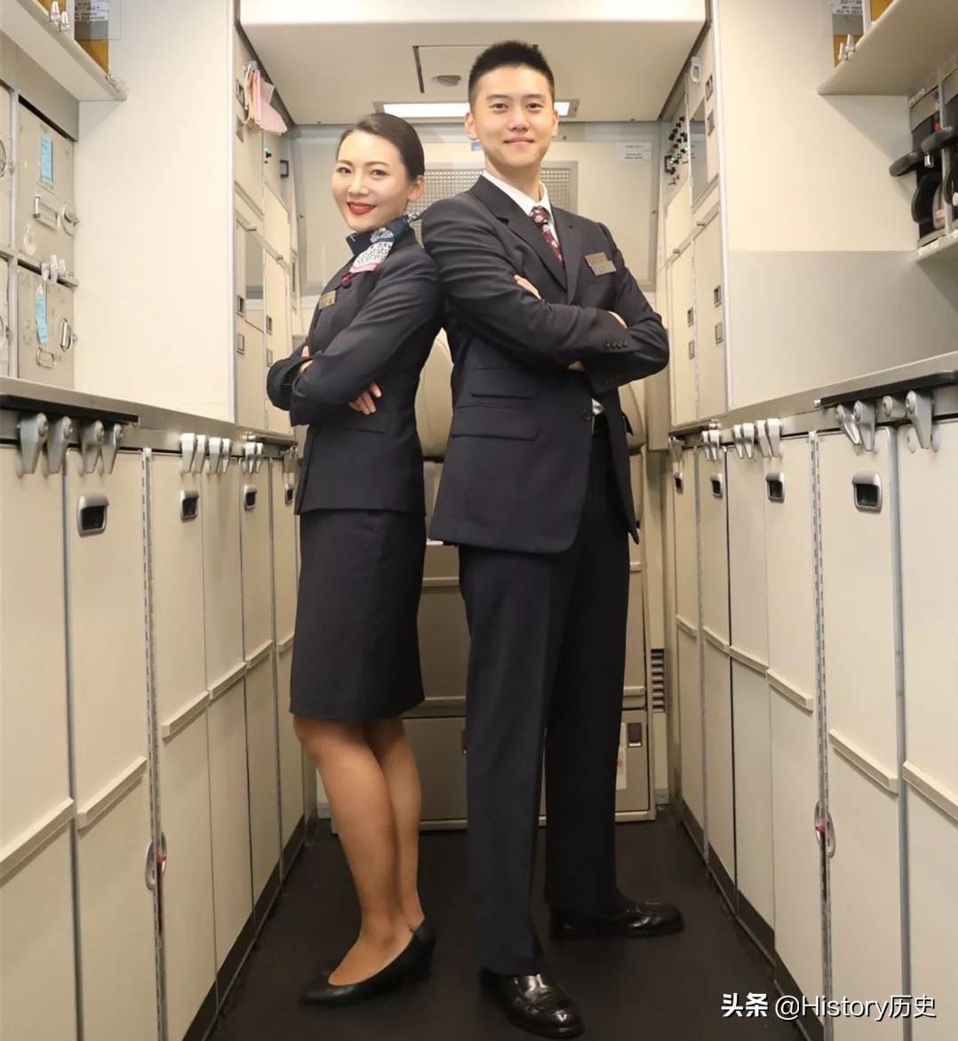 15 years ago, a 5-year-old boy took a photo with a flight attendant at ...