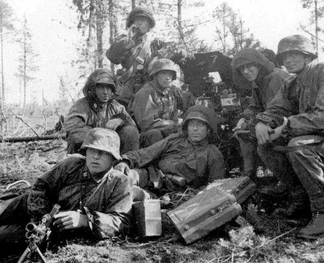 Surrendered soldiers wear SS skeleton emblems, incredible - iNEWS