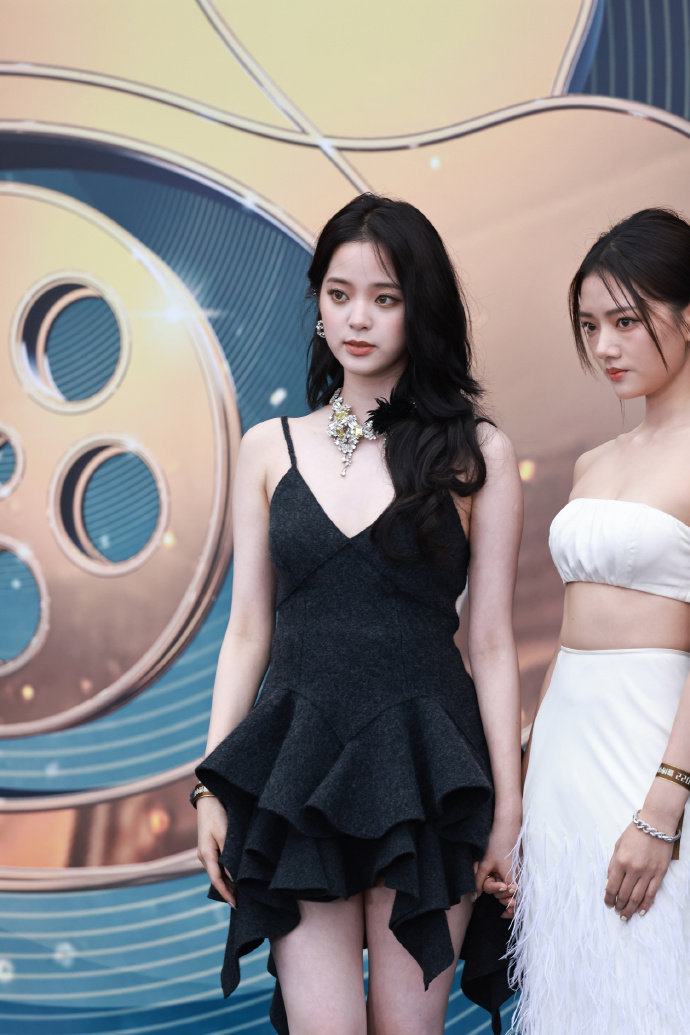 Ouyang Nana and Ren Min attended the event, which one do you prefer ...