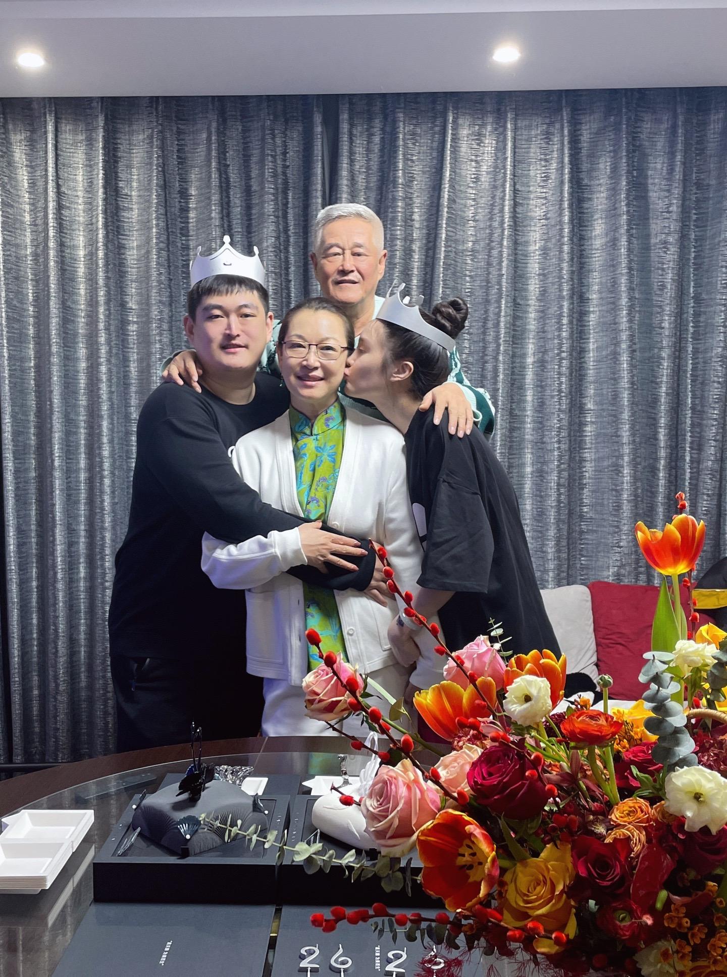 Zhao Benshan's New Year's family portrait was exposed, his wife Ma ...