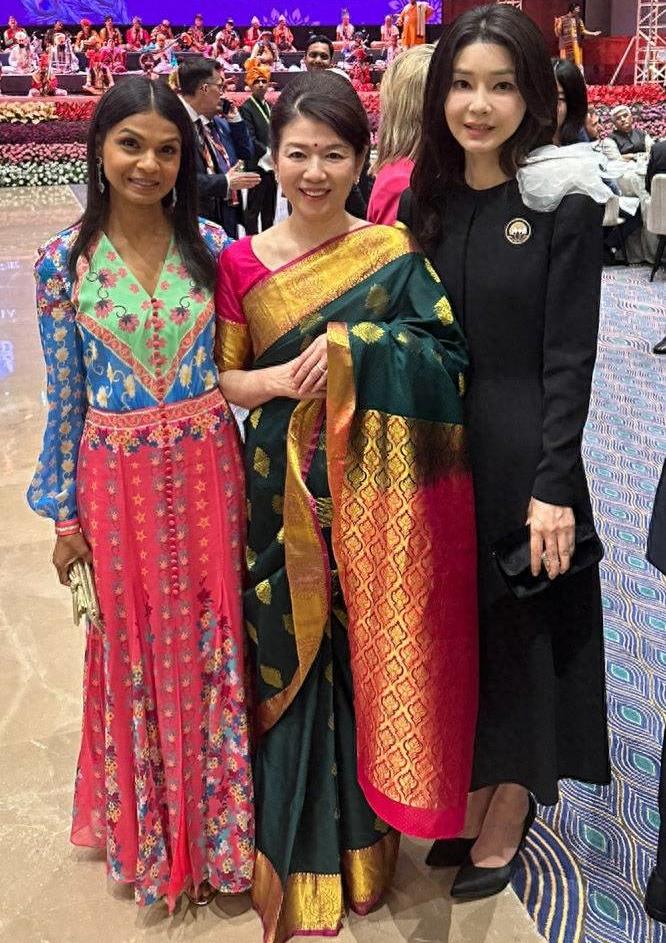 Original: The British First Lady wore a sari to visit the temple at the ...