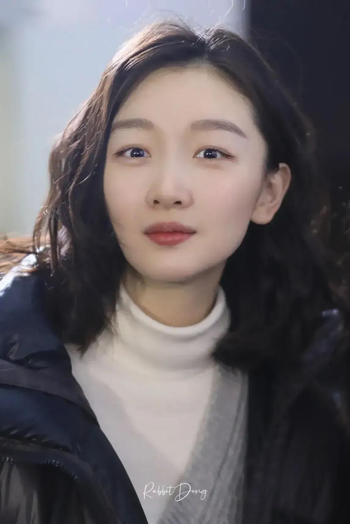 Zhou Dongyu's sexy photo album - iNEWS