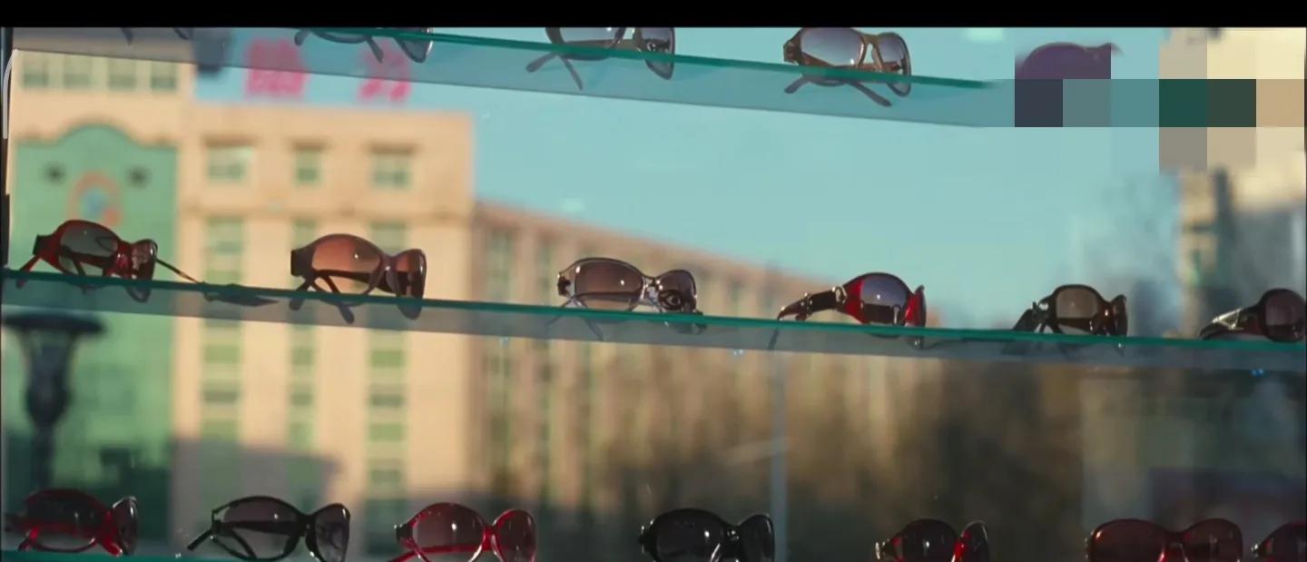 Why does "HELLO! Mr. Tree" include the plot of "tree" buying glasses ...