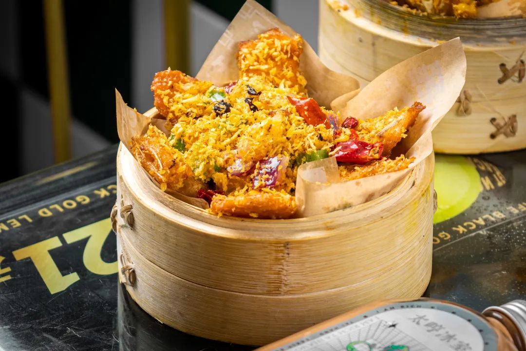 The Hong Kong version of curry chicken chop rice is golden in color ...