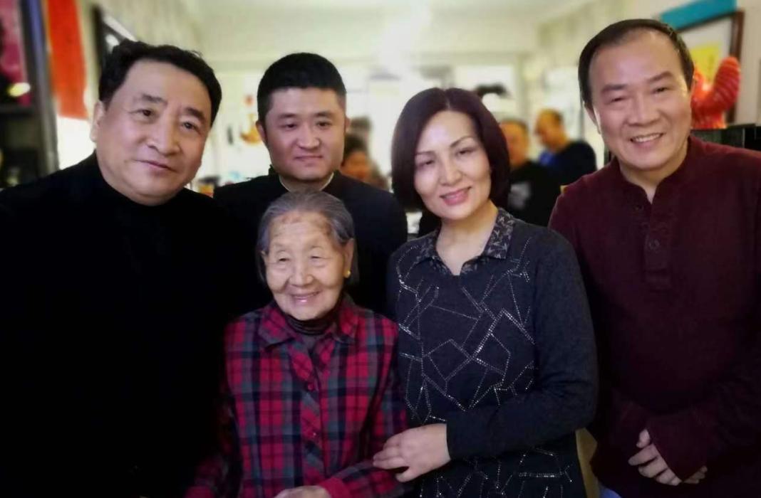 Miao Fu celebrated his grandma's 102nd birthday, Jiang Kun sent ...