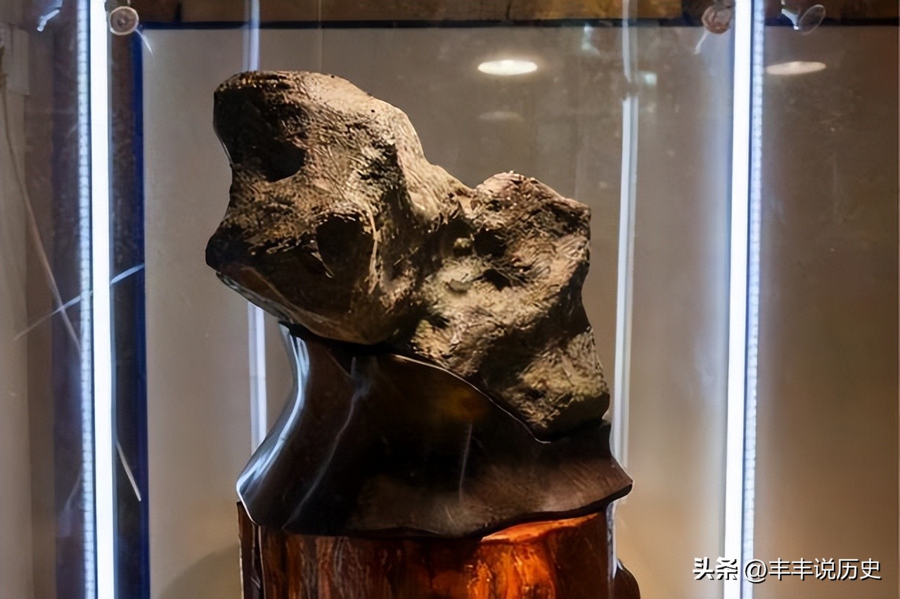 After picking up the pure gold meteorite, who should it belong to?The ...